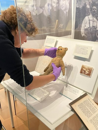 An Alleyn’s presence at the new IWM Holocaust gallery | News | Alleyn's ...